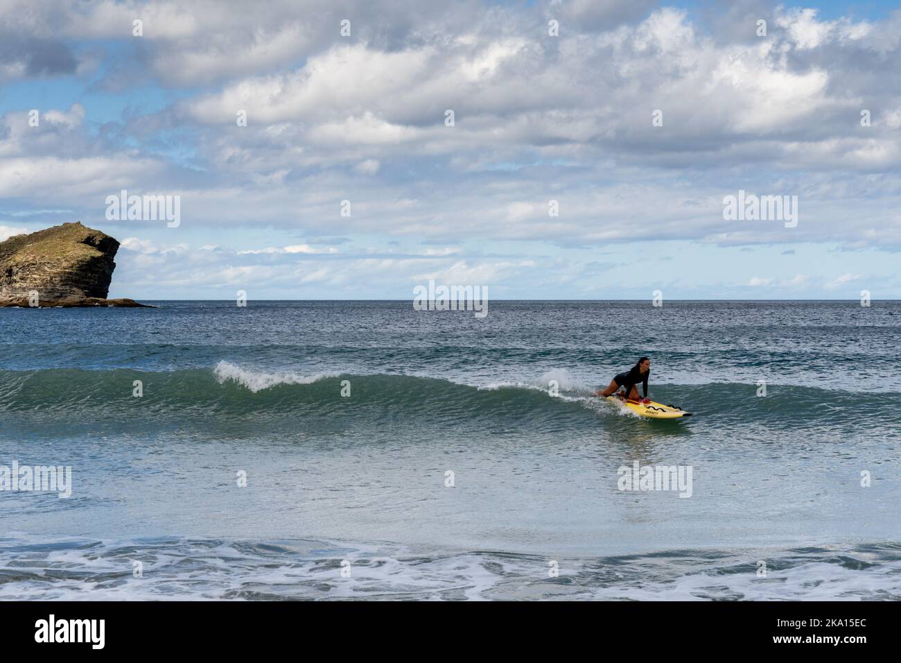 Female surfer cornwall hi-res stock photography and images - Alamy