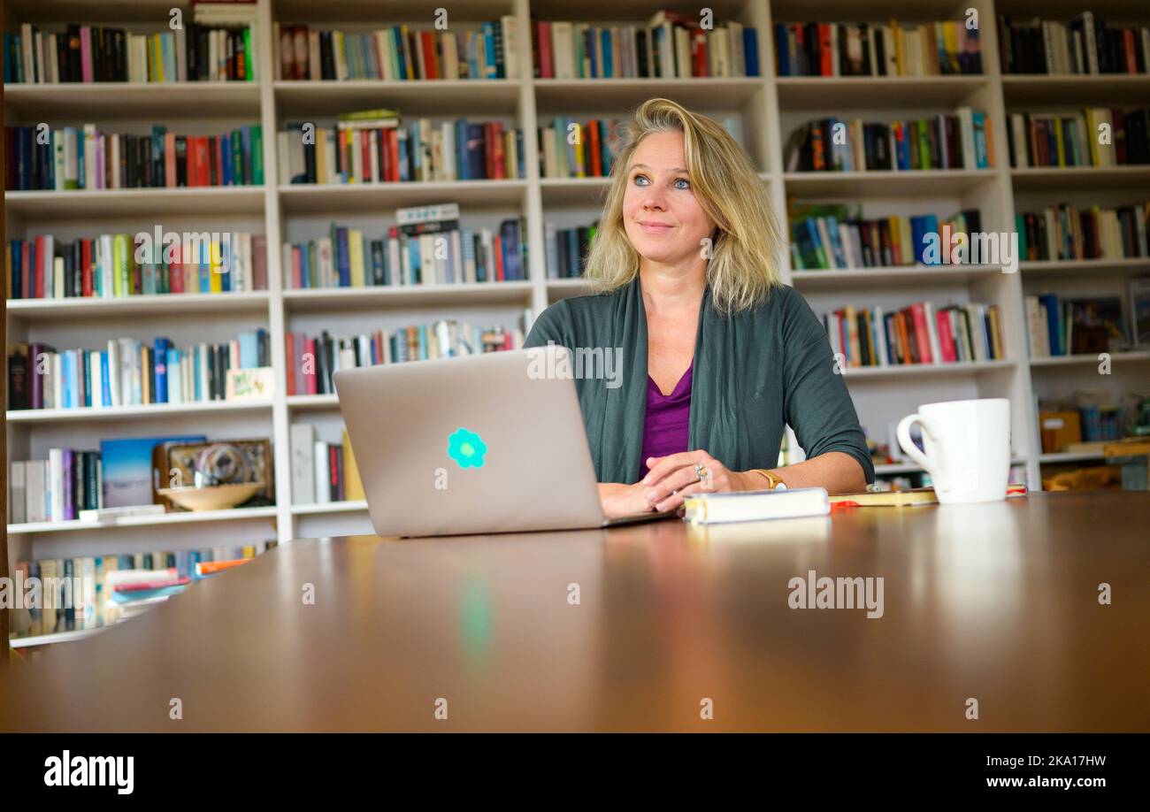 Bleckede, Germany. 26th Oct, 2022. Tamar Noort, author, sits at the ...