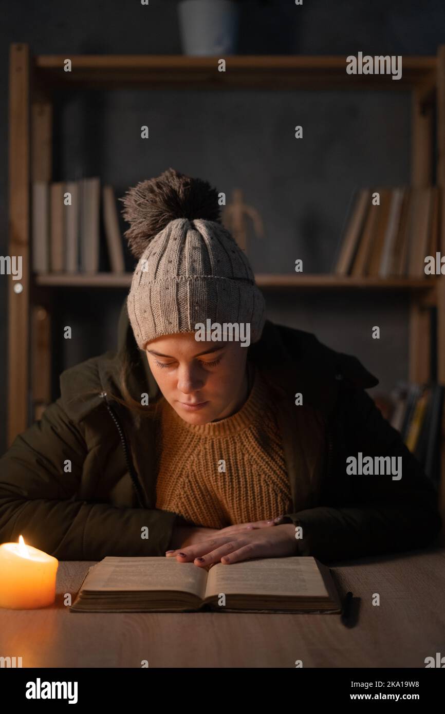 Dressed for cold hi-res stock photography and images - Alamy