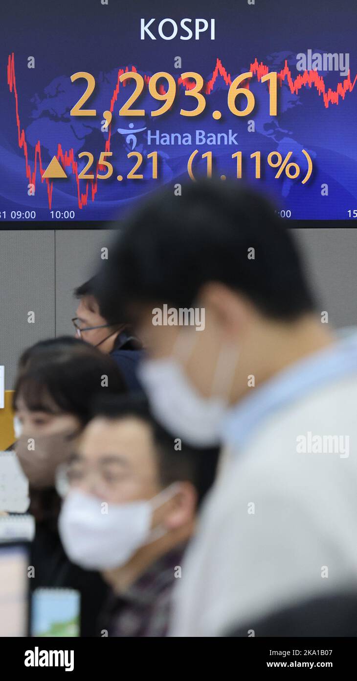 31st Oct, 2022. KOSPI rises An electronic signboard in the dealing room of Hana Bank in Seoul on ...