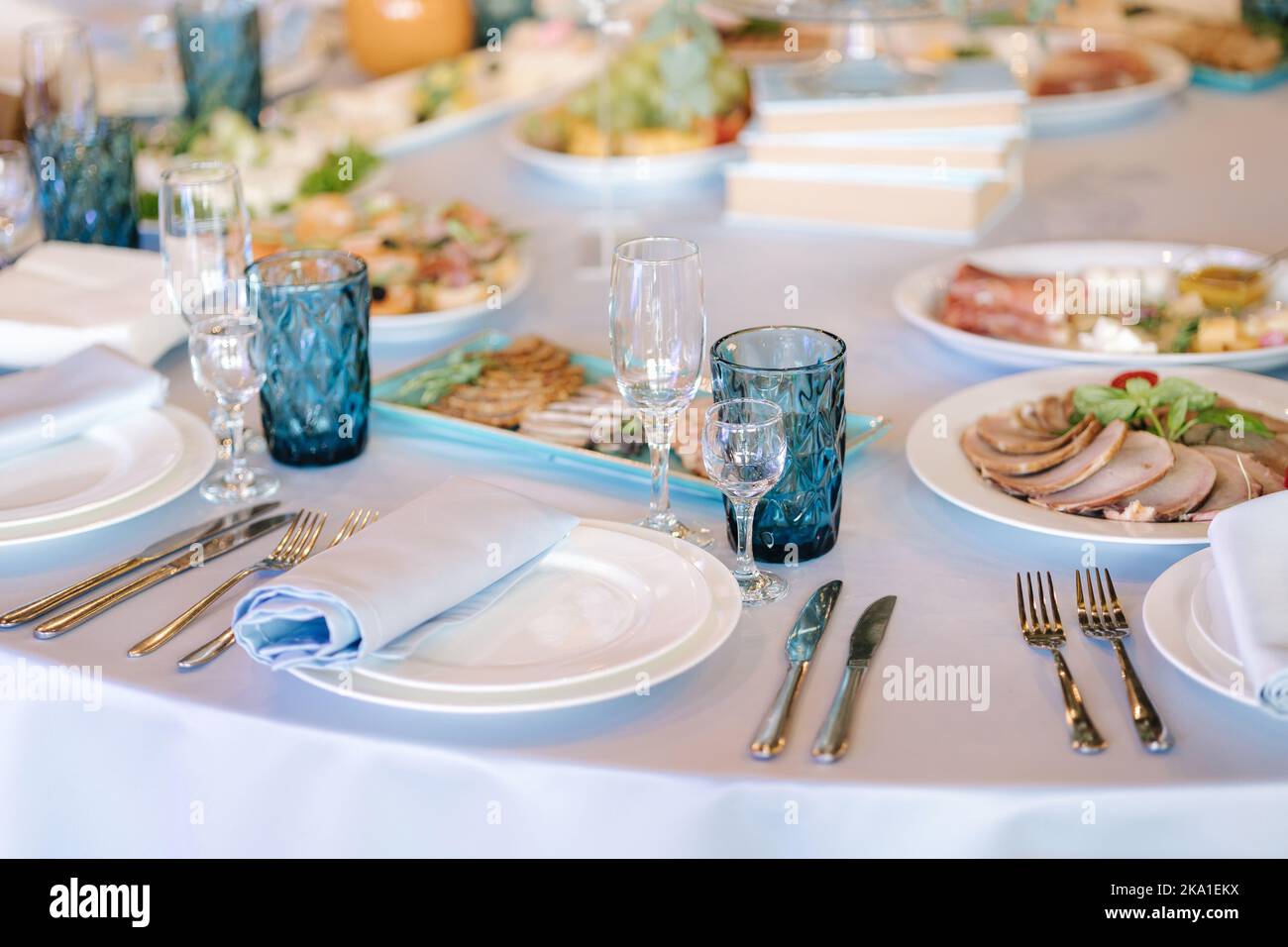 Big round table decorated by white and blue flowers in restaurant ...