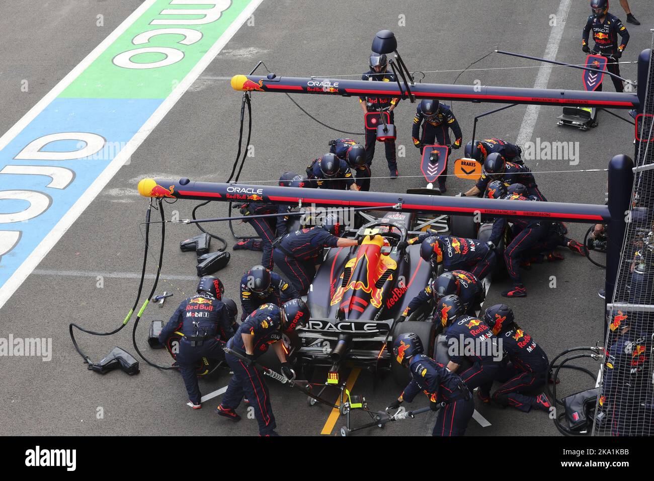 11 PEREZ Sergio (mex), Red Bull Racing RB18, action pitlane, pit stop, during the Formula 1 ...