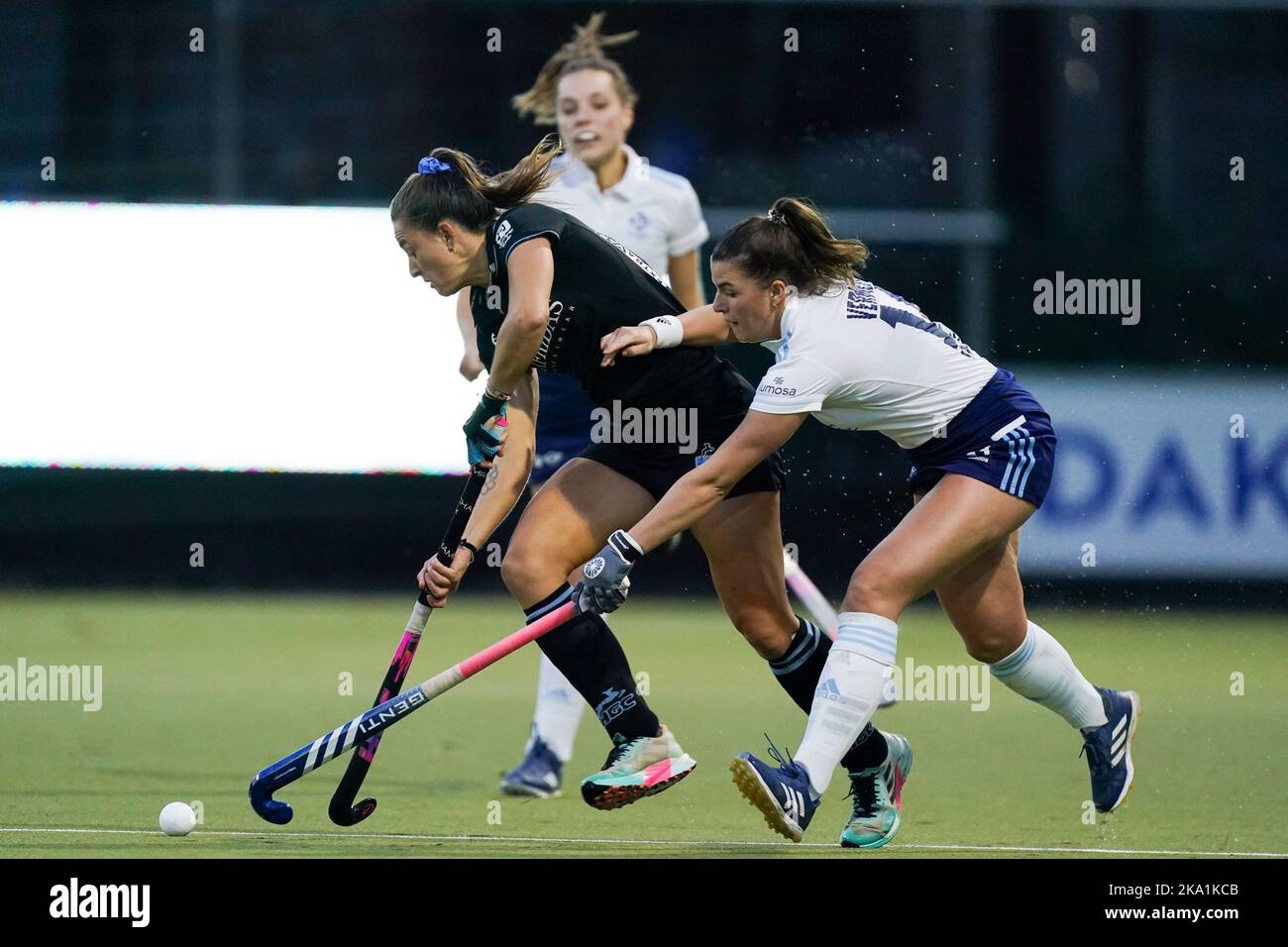 TILBURG, NETHERLANDS - OCTOBER 22: Dirkie Chamberlain of HGC and Jade ...