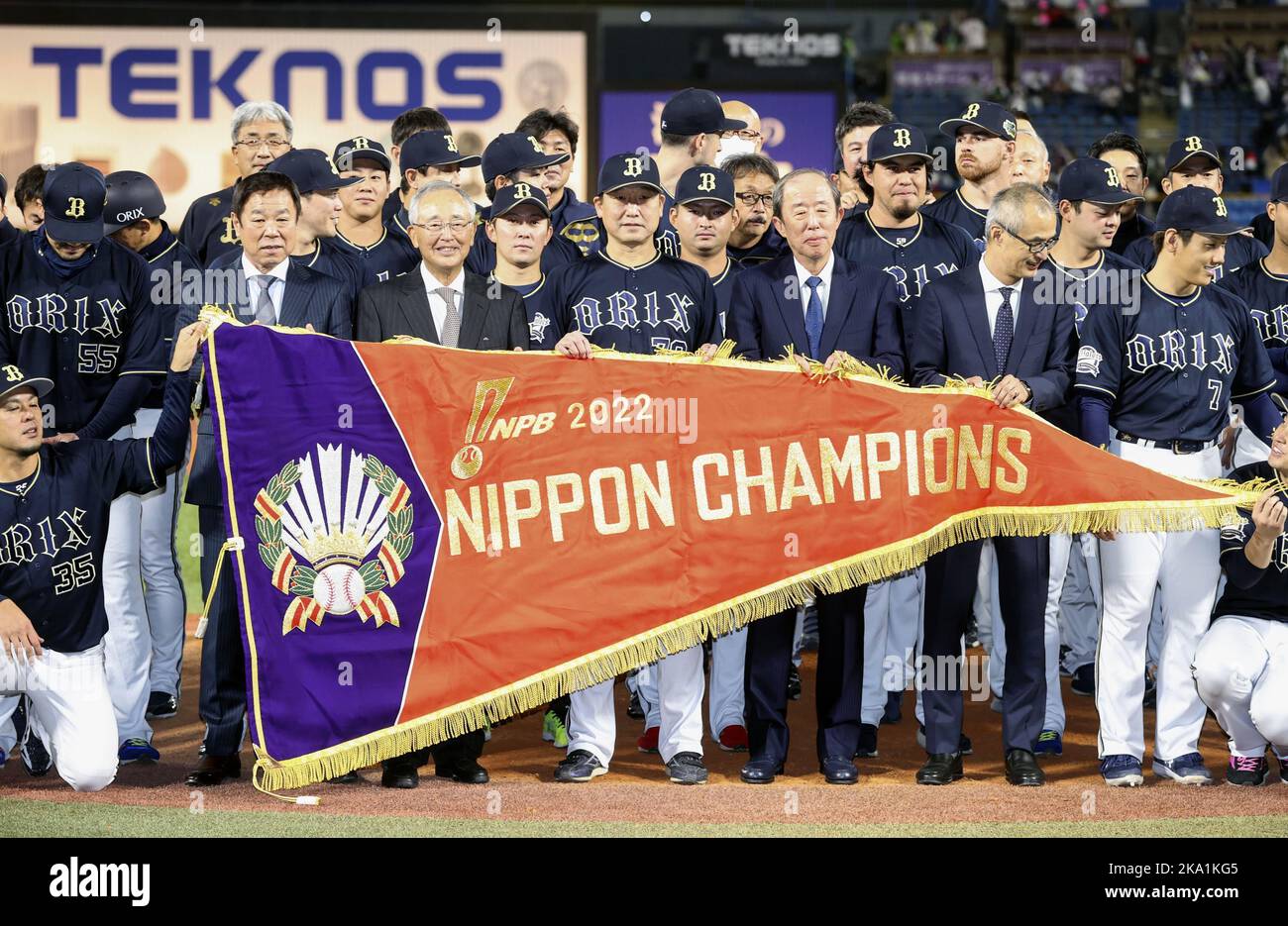 Orix Buffaloes manager Satoshi Nakajima (C) and players pose for photos ...