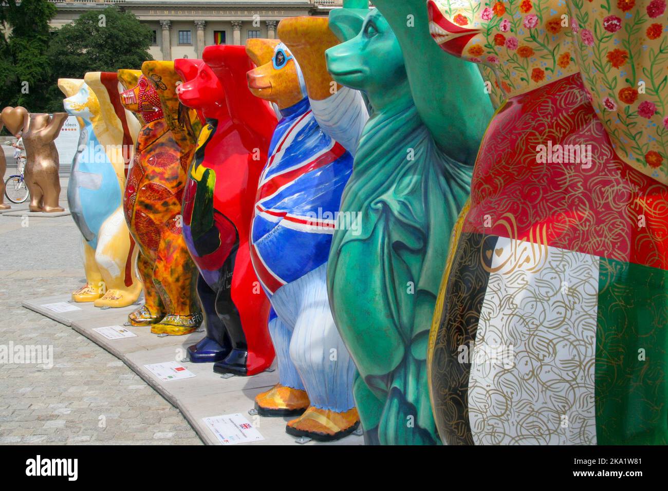 Buddy Bears exhibition, Unter den Linden, Berlin 2006 Stock Photo - Alamy