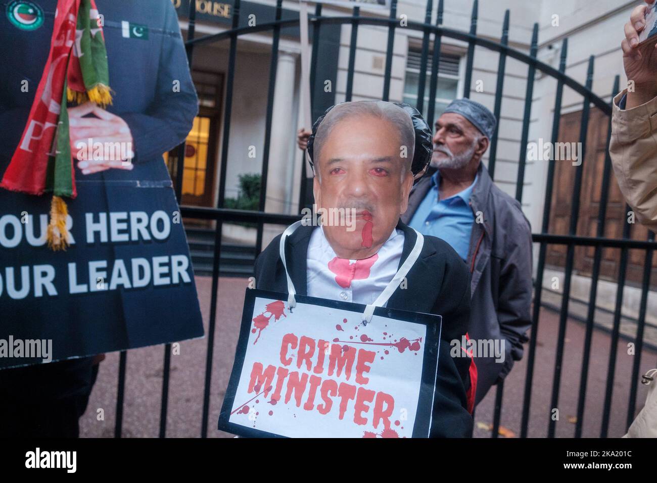 Supporters of Pakistan Tehreek-e-Insaf arrive at Avenfield House where ...