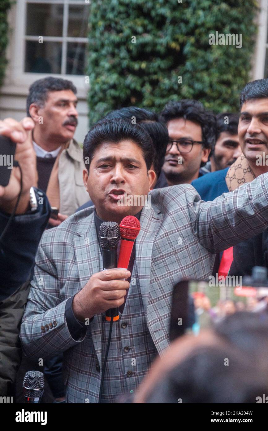 Supporters of Pakistan Tehreek-e-Insaf arrive at Avenfield House where ...