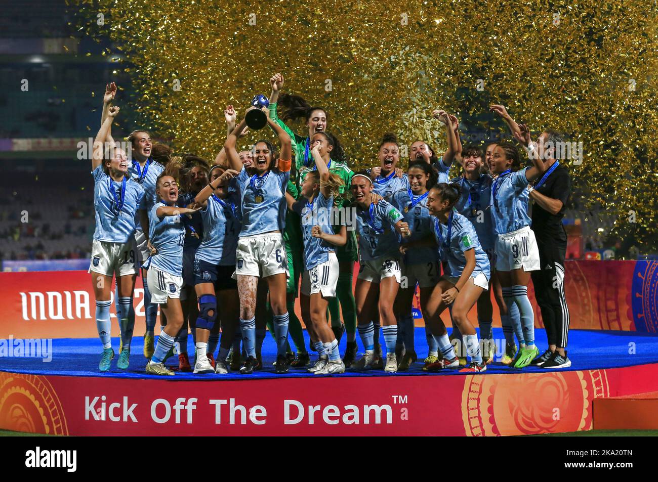 Navi Mumbai, India. 30th Oct, 2022. Team members of Spain celebrate on ...