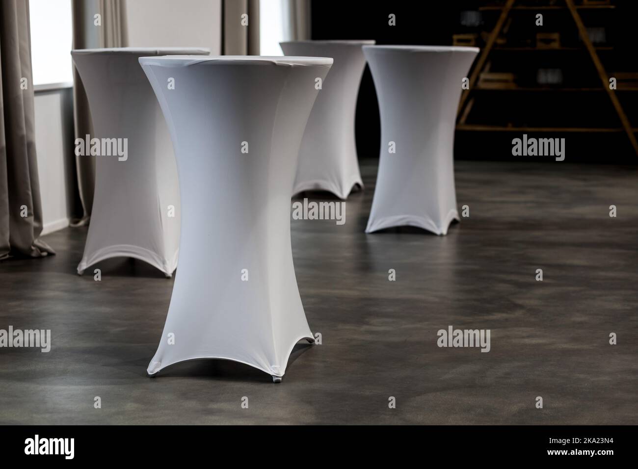 Empty tables in banquet hi-res stock photography and images - Alamy