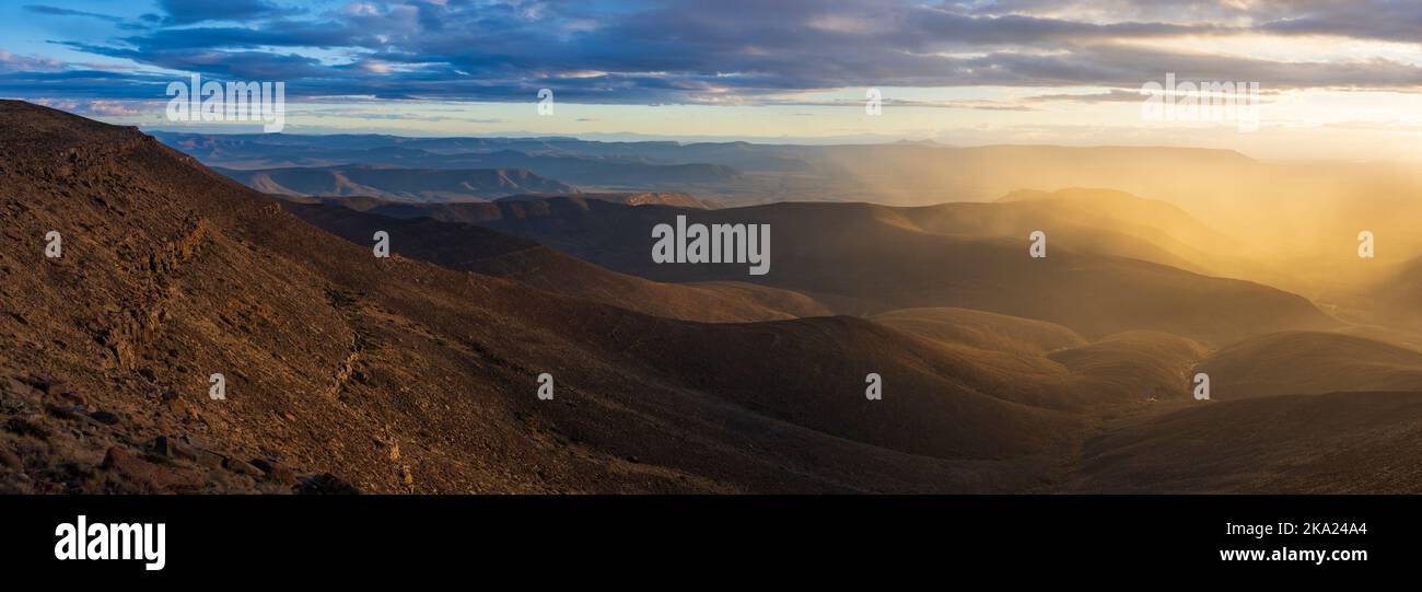 Dramatic sunset view from the edge of the Roggeberg Escarpment into the ...