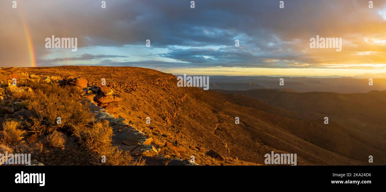 Dramatic sunset view from the edge of the Roggeberg Escarpment into the ...