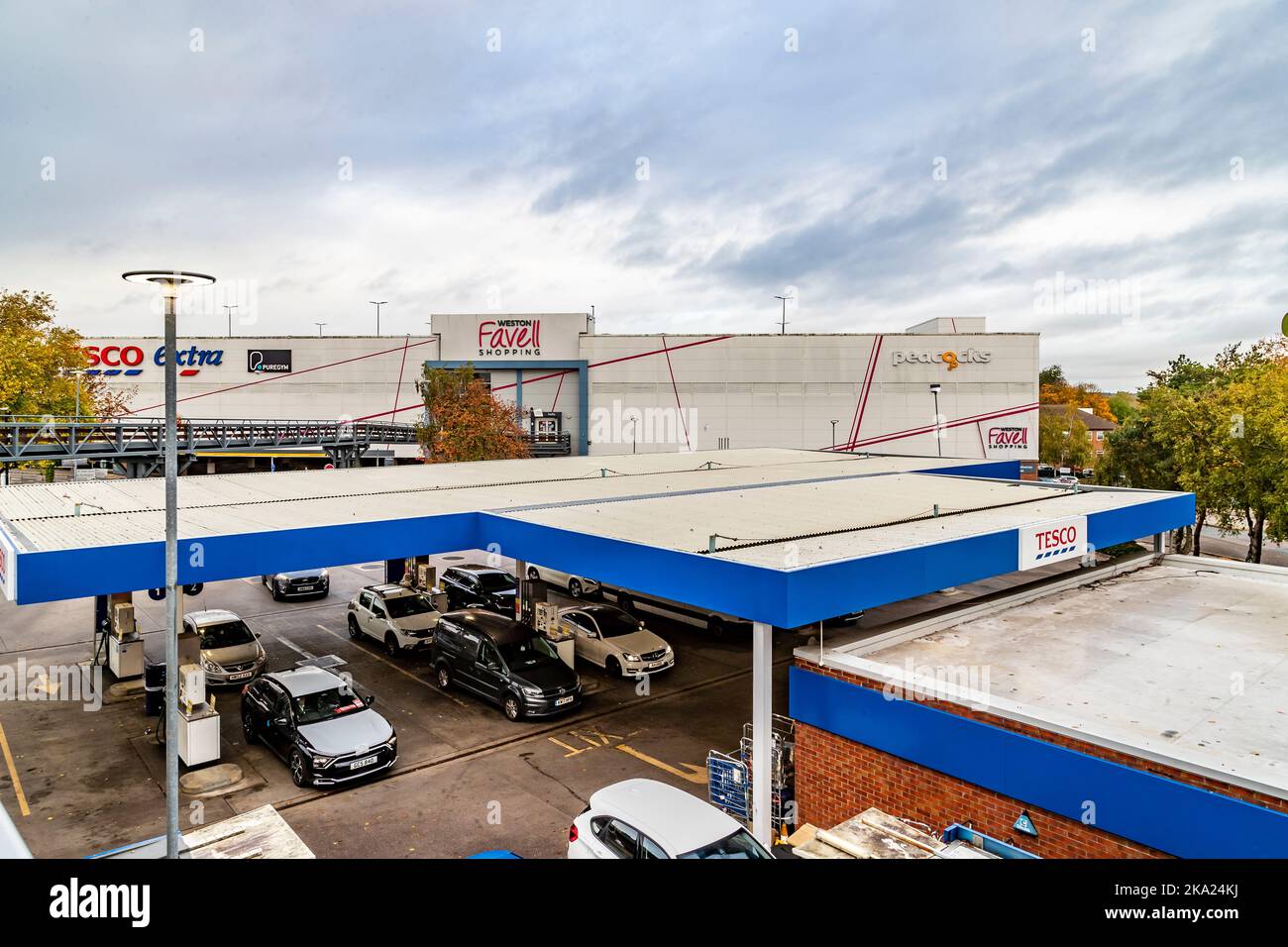Outside view of tesco hi-res stock photography and images - Alamy