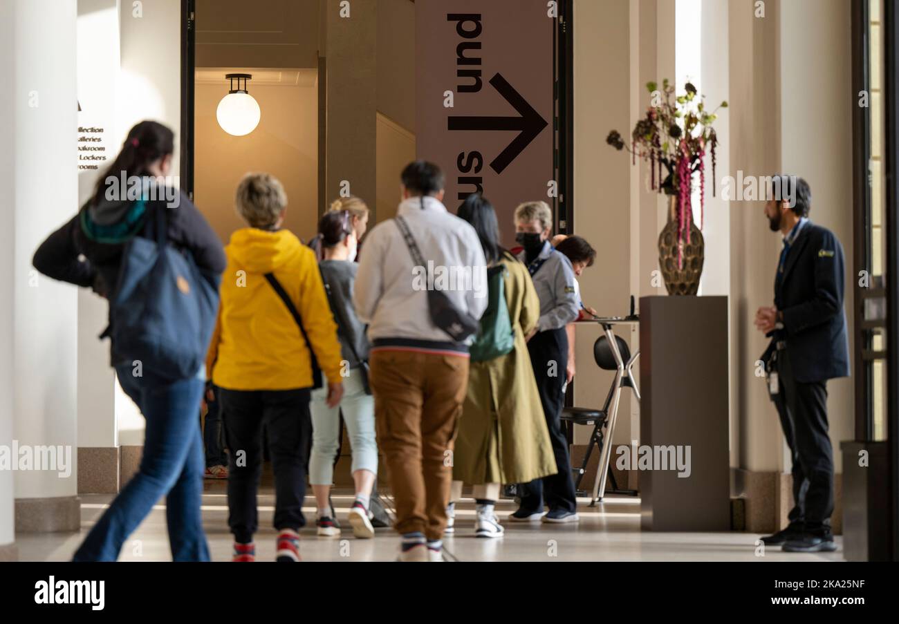 Potsdam, Germany. 31st Oct, 2022. Numerous visitors wait to be admitted ...