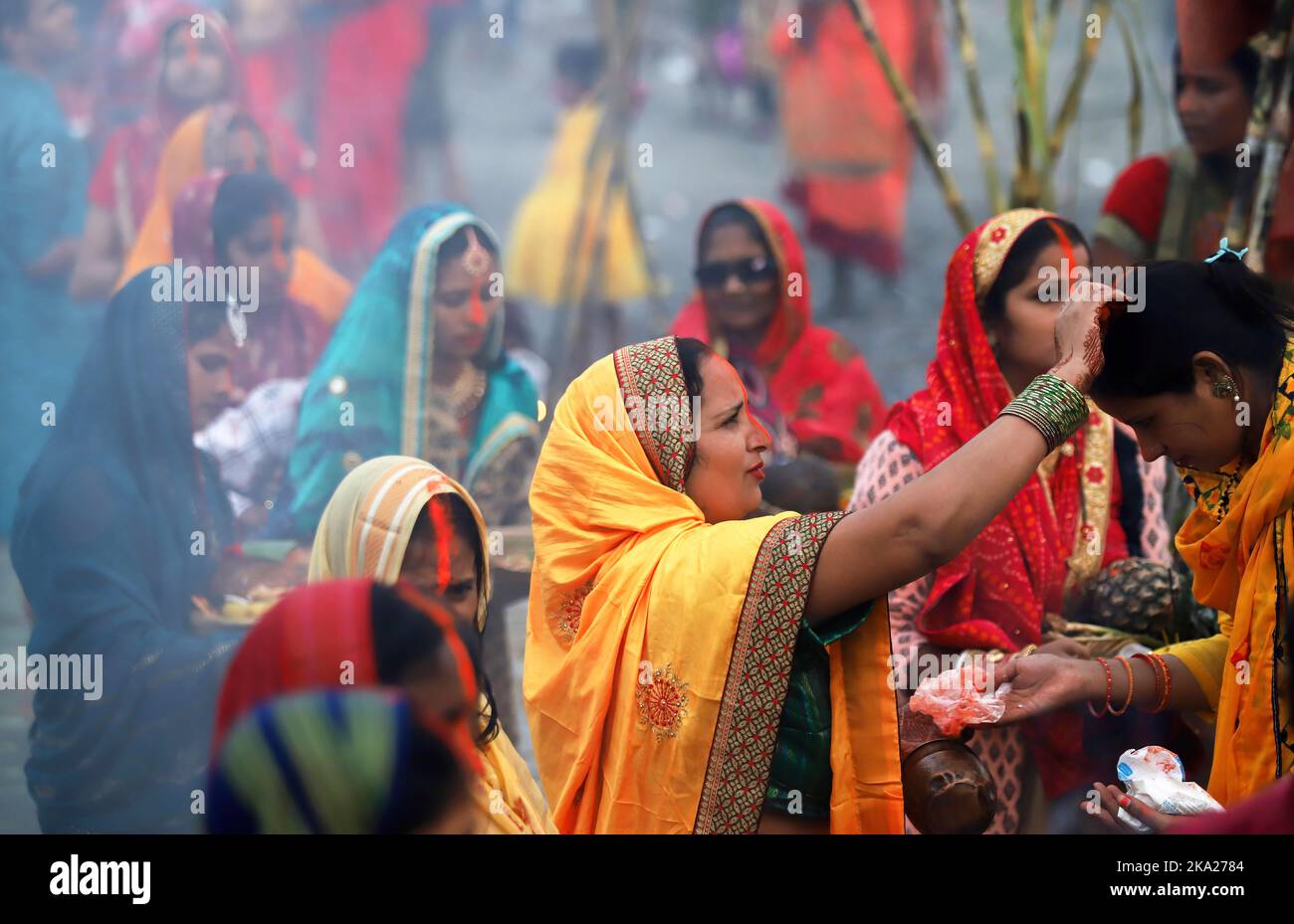 New Delhi, India. 30th Oct, 2022. A devotee gets vermilion powder ...