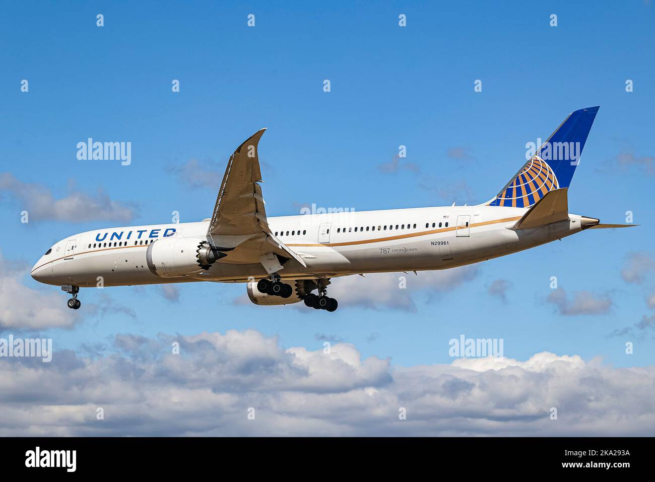 United Airlines Boeing 787 Dreamliner aircraft landing at London ...