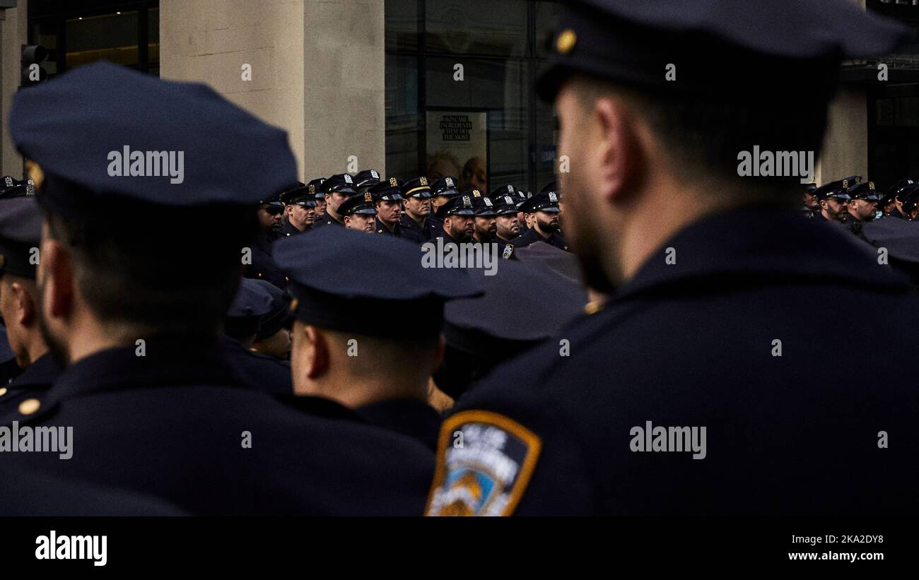 Many policemen at the funeral for fallen NYPD officer Stock Photo - Alamy