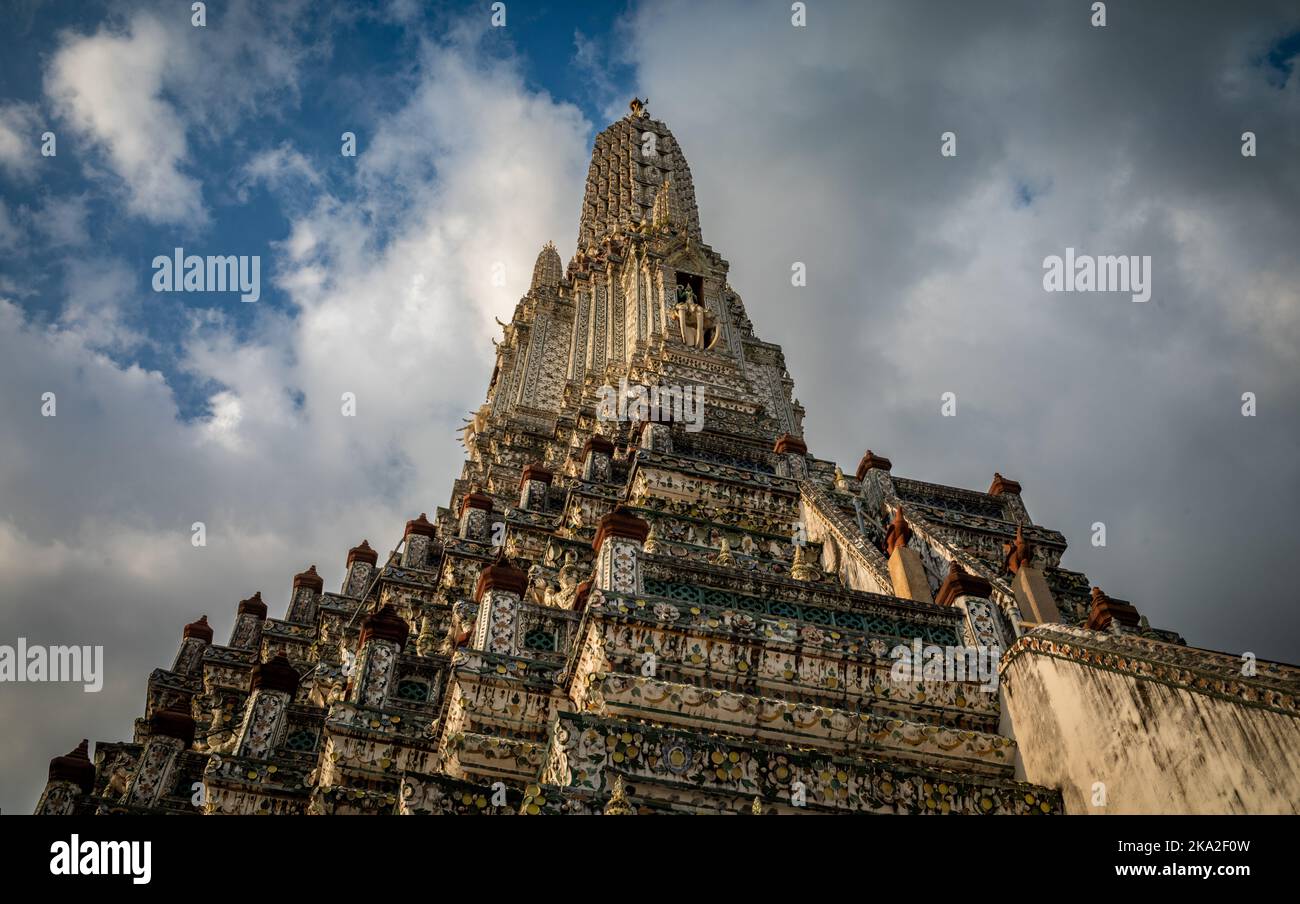 The central spire of Wat Arun, or the Temple of Dawn, in Bangkok, Thailand Stock Photo - Alamy