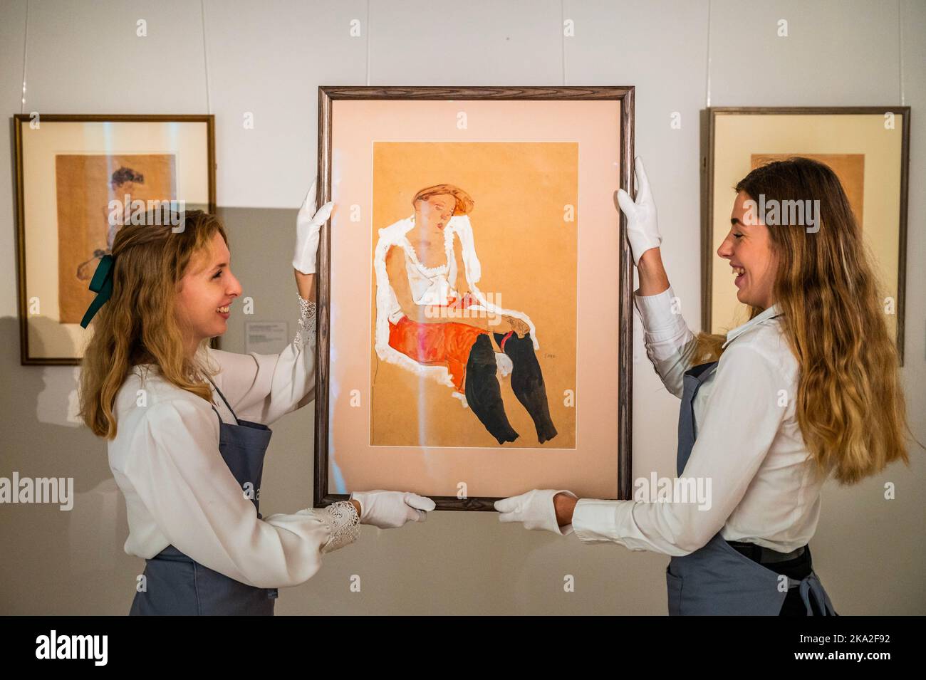 London, UK. 31st Oct, 2022. Art handlers straighten Sitzende Frau mit schwarzen Strümpfen ...