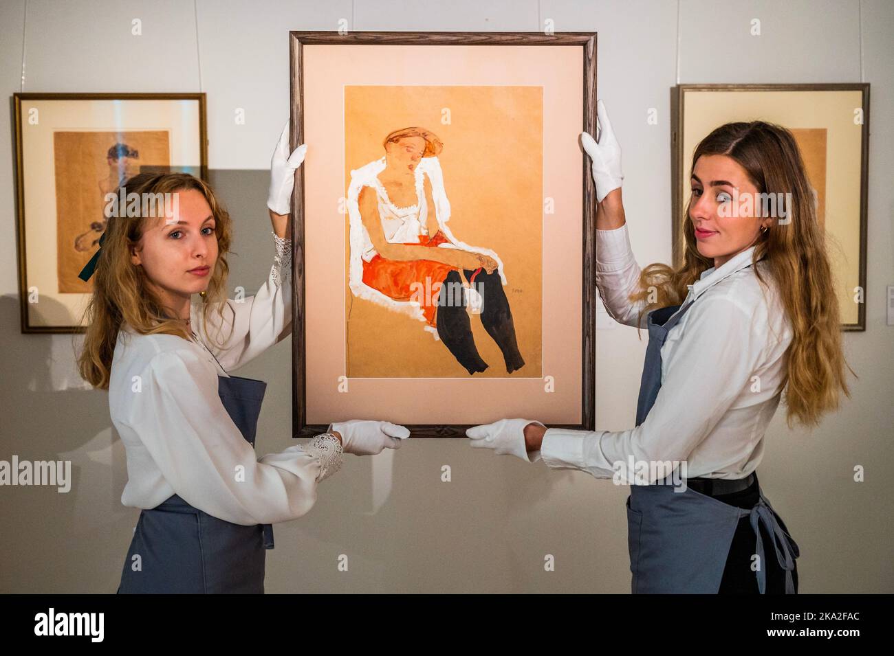 London, UK. 31st Oct, 2022. Art handlers straighten Sitzende Frau mit schwarzen Strümpfen ...