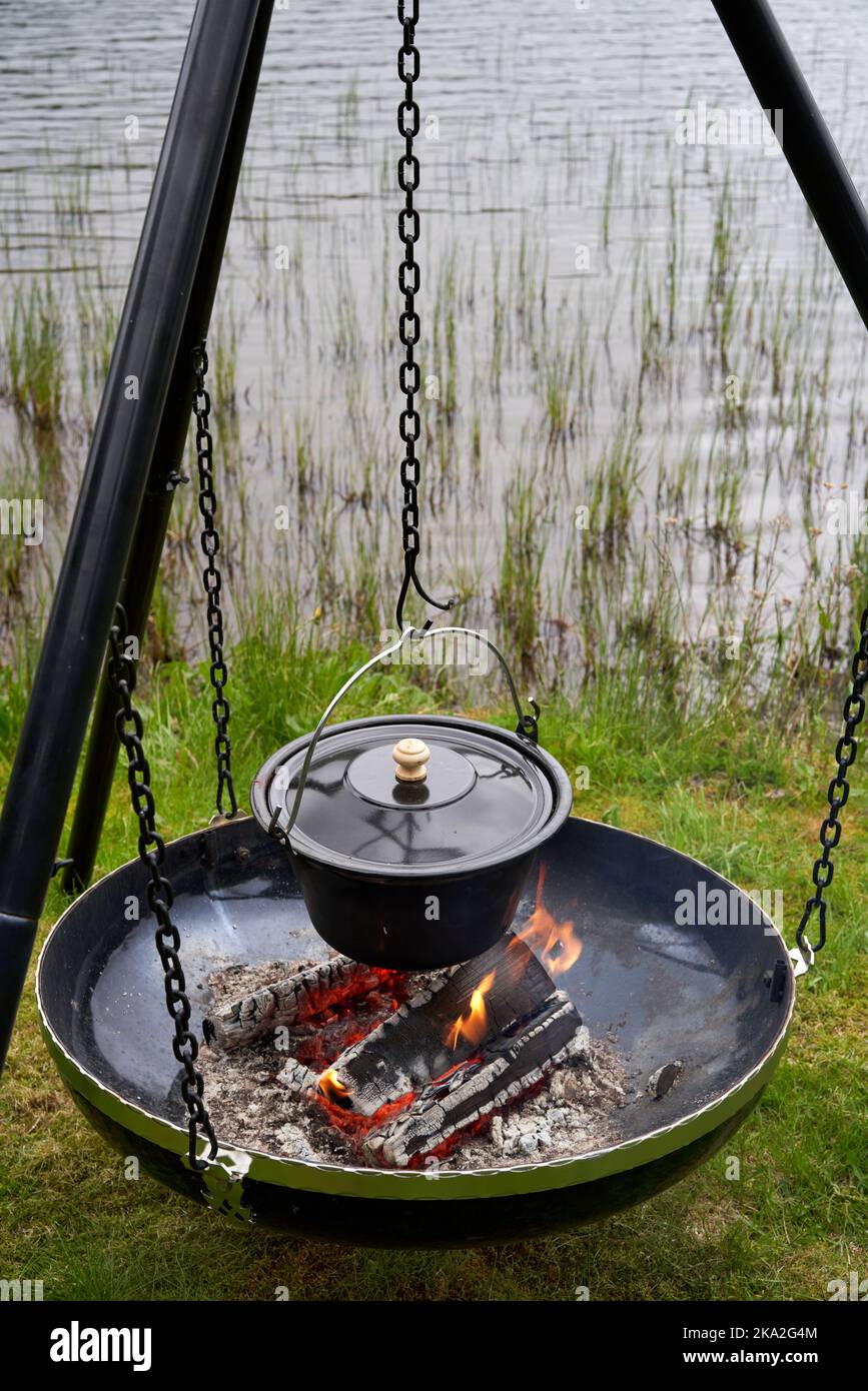 The best way to cook on an open fire with camp oven tripod. Picnic in ...