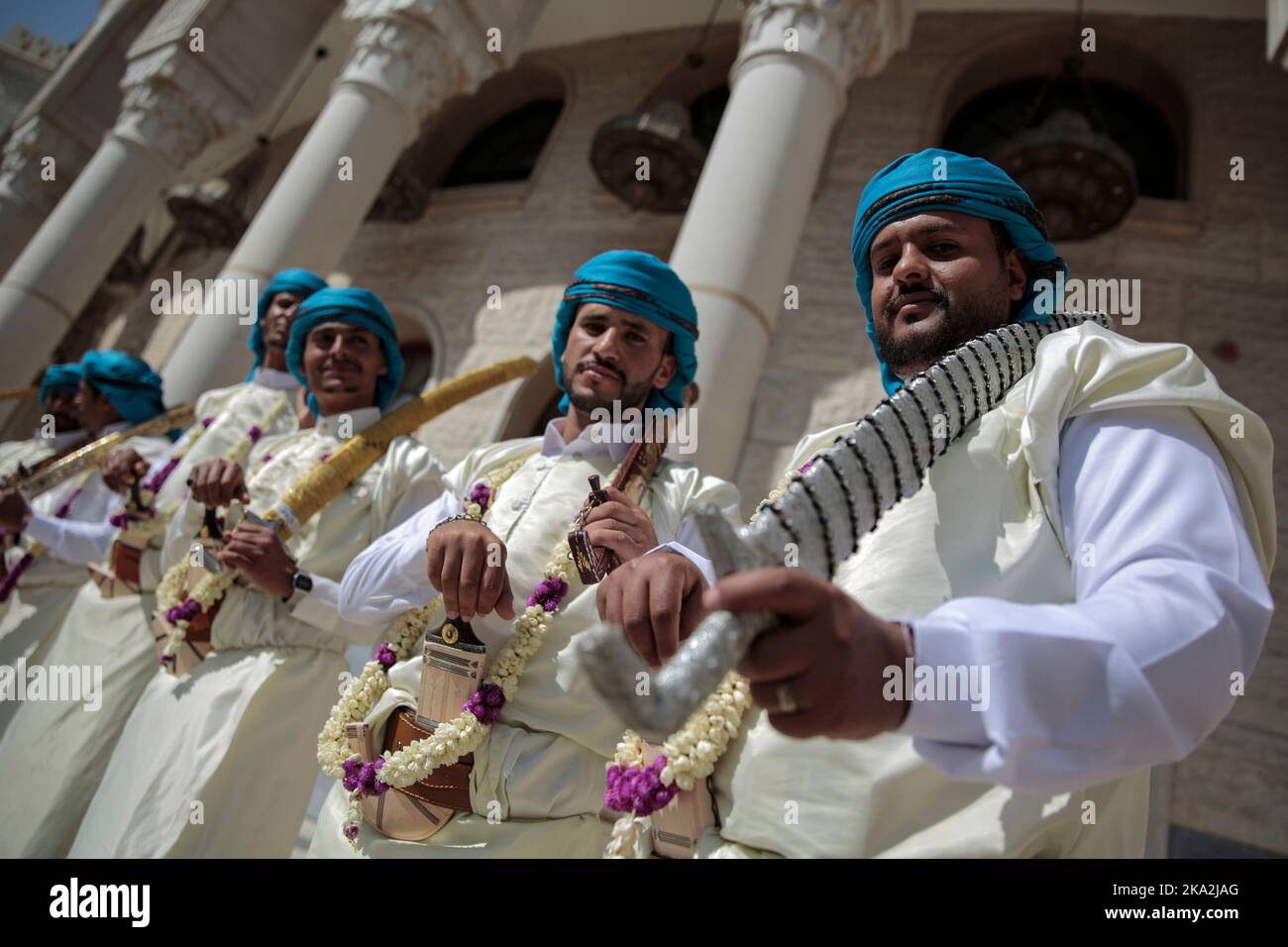Sanaa, Yemen. 31st Oct, 2022. Grooms in traditional Yemeni attires take ...