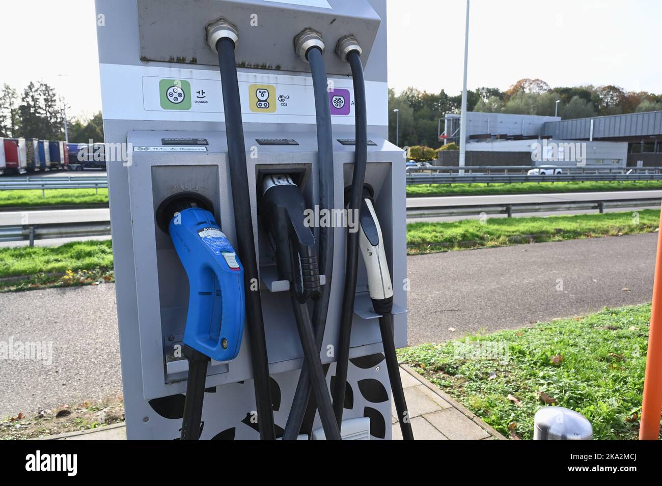 30 October 2022, North Rhine-Westphalia, Aachen: Charging pole for ...