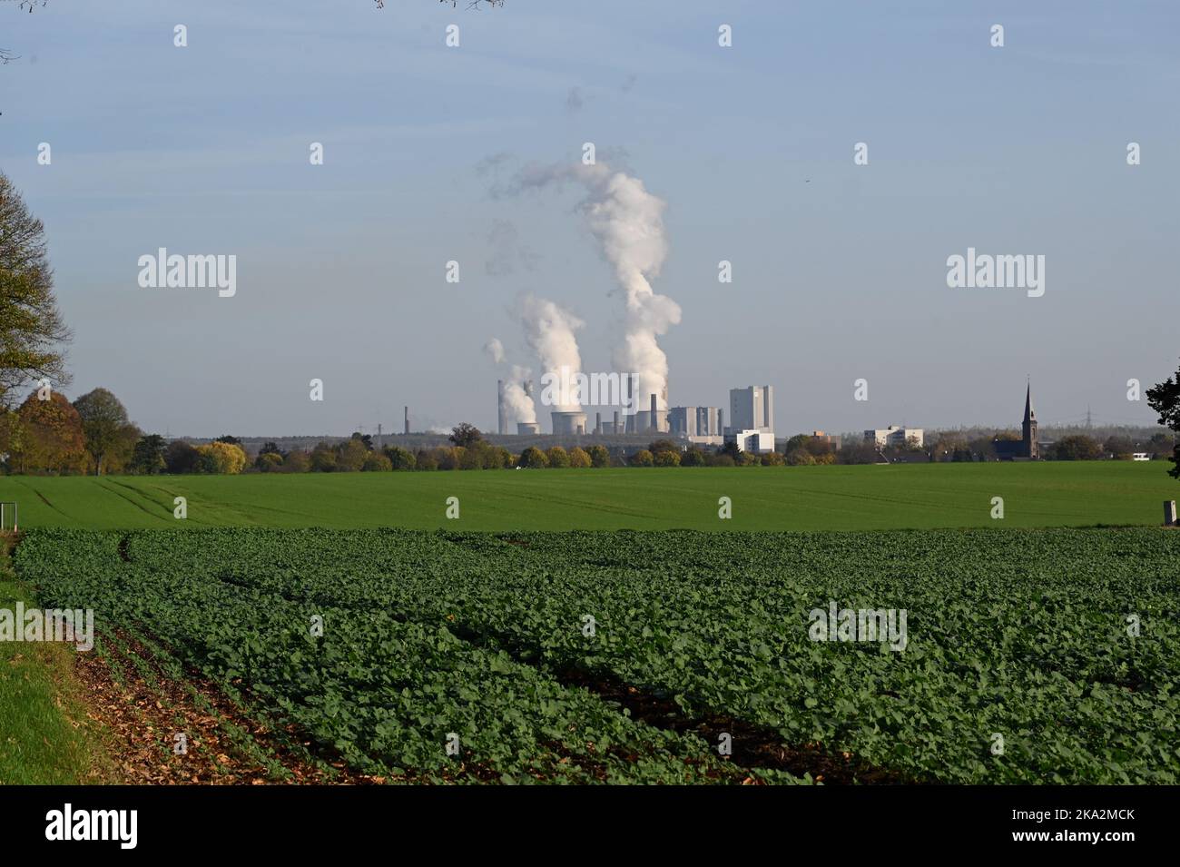 30 October 2022, North Rhine-Westphalia, Weisweiler: Lignite-fired ...