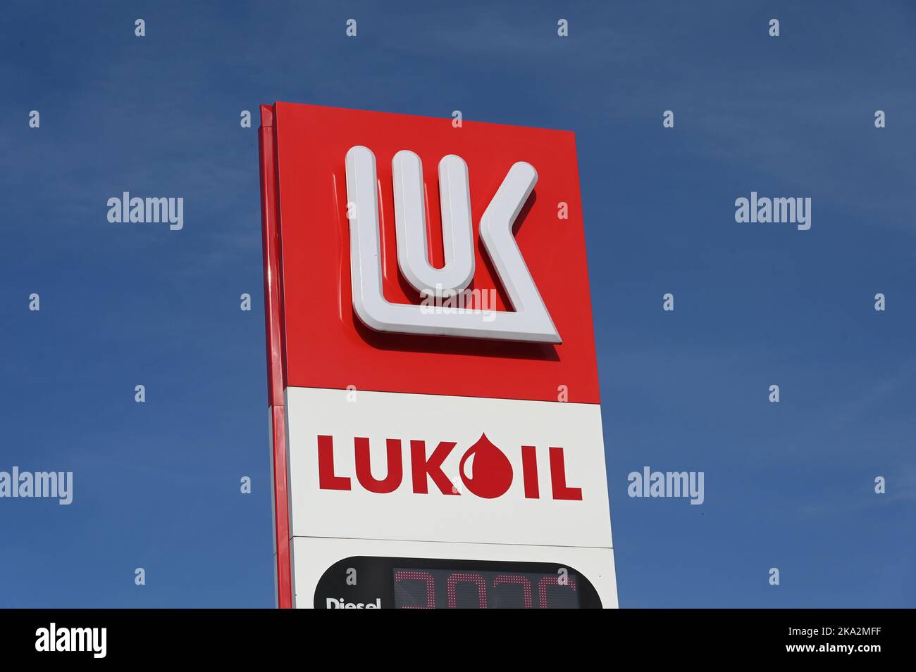 Logotipo De Lukoil Lukoil Logo Hi Res Stock Photography And Images