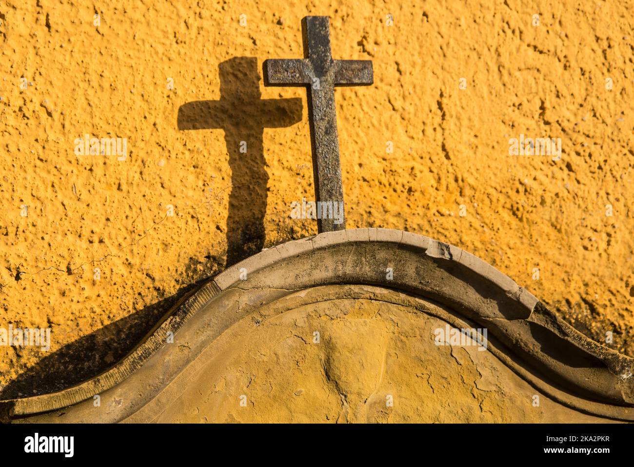 Cross on a tombstone hi-res stock photography and images - Alamy