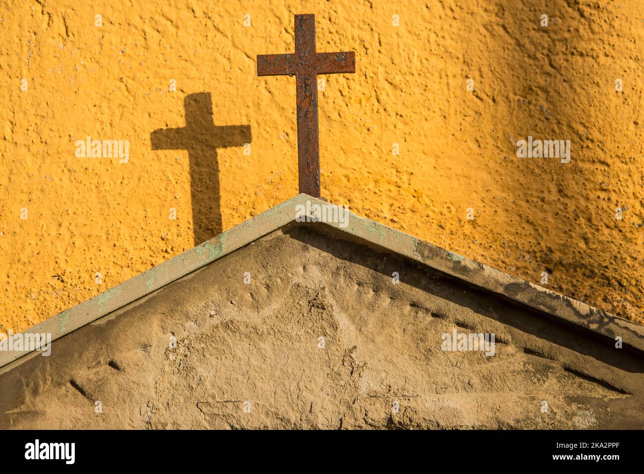 Cross on a tombstone hi-res stock photography and images - Alamy
