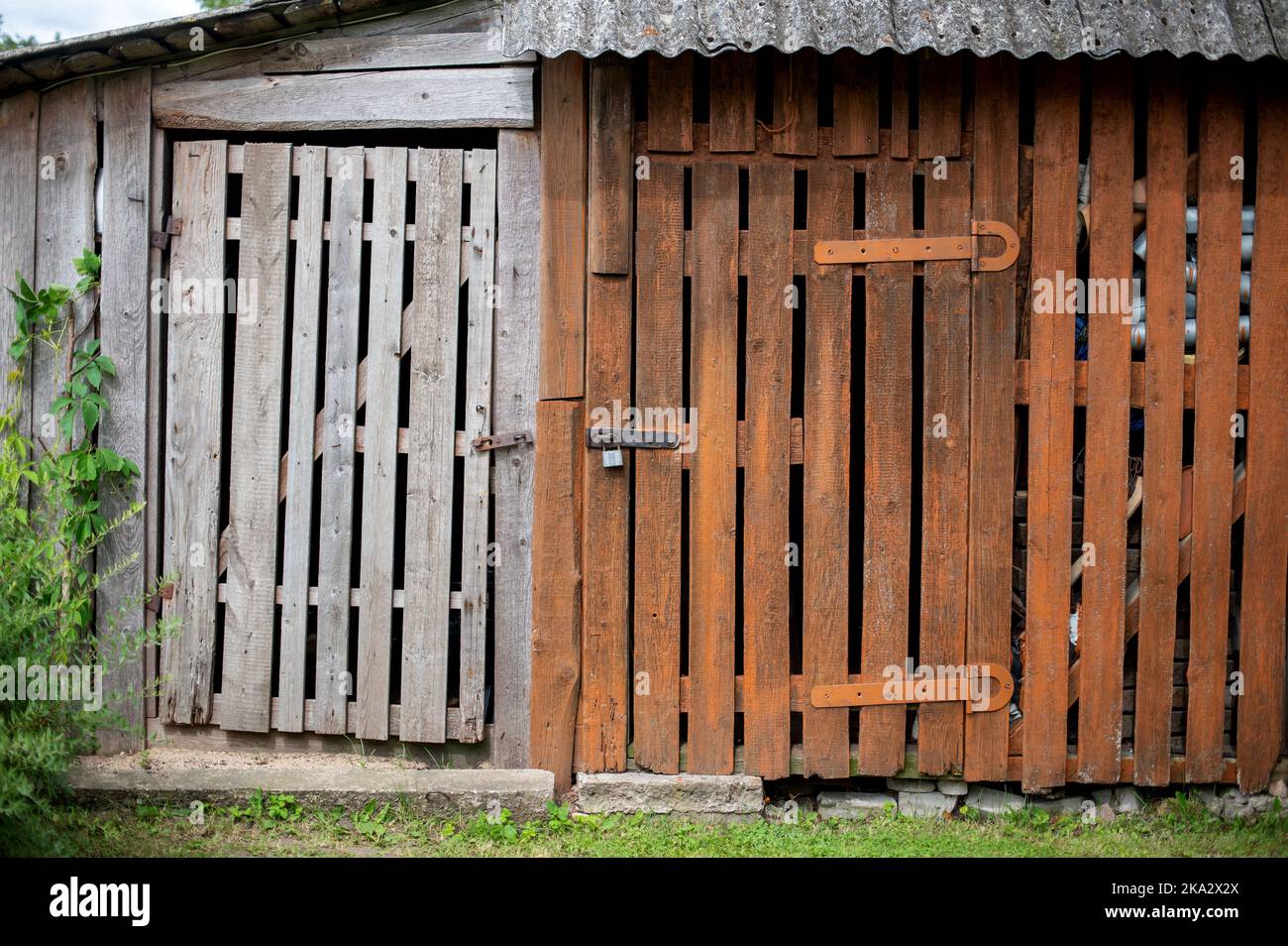 Two cages hi-res stock photography and images - Alamy