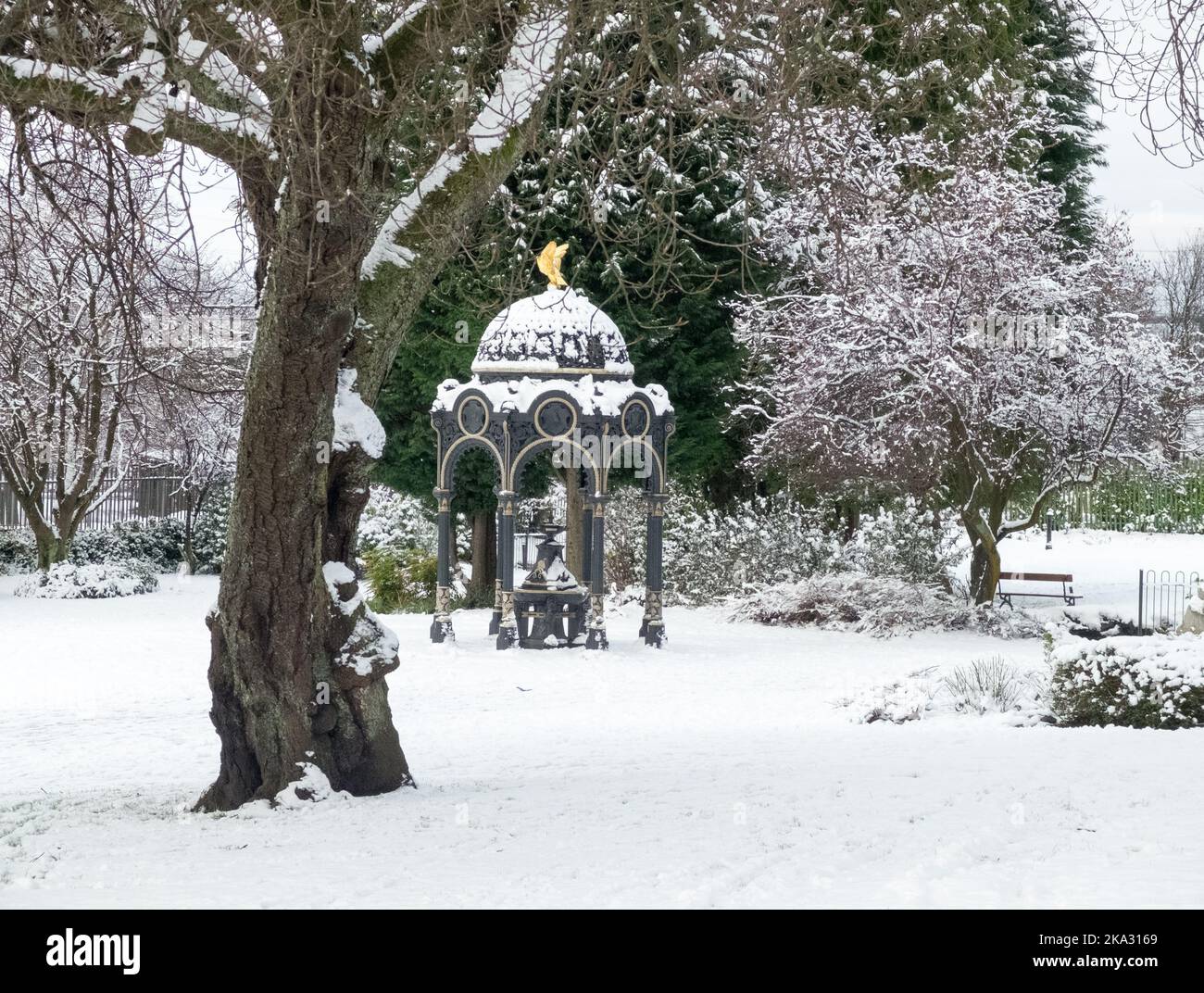 Winter snow scene. Ornamental drinking fountain in Dalmuir Park ...