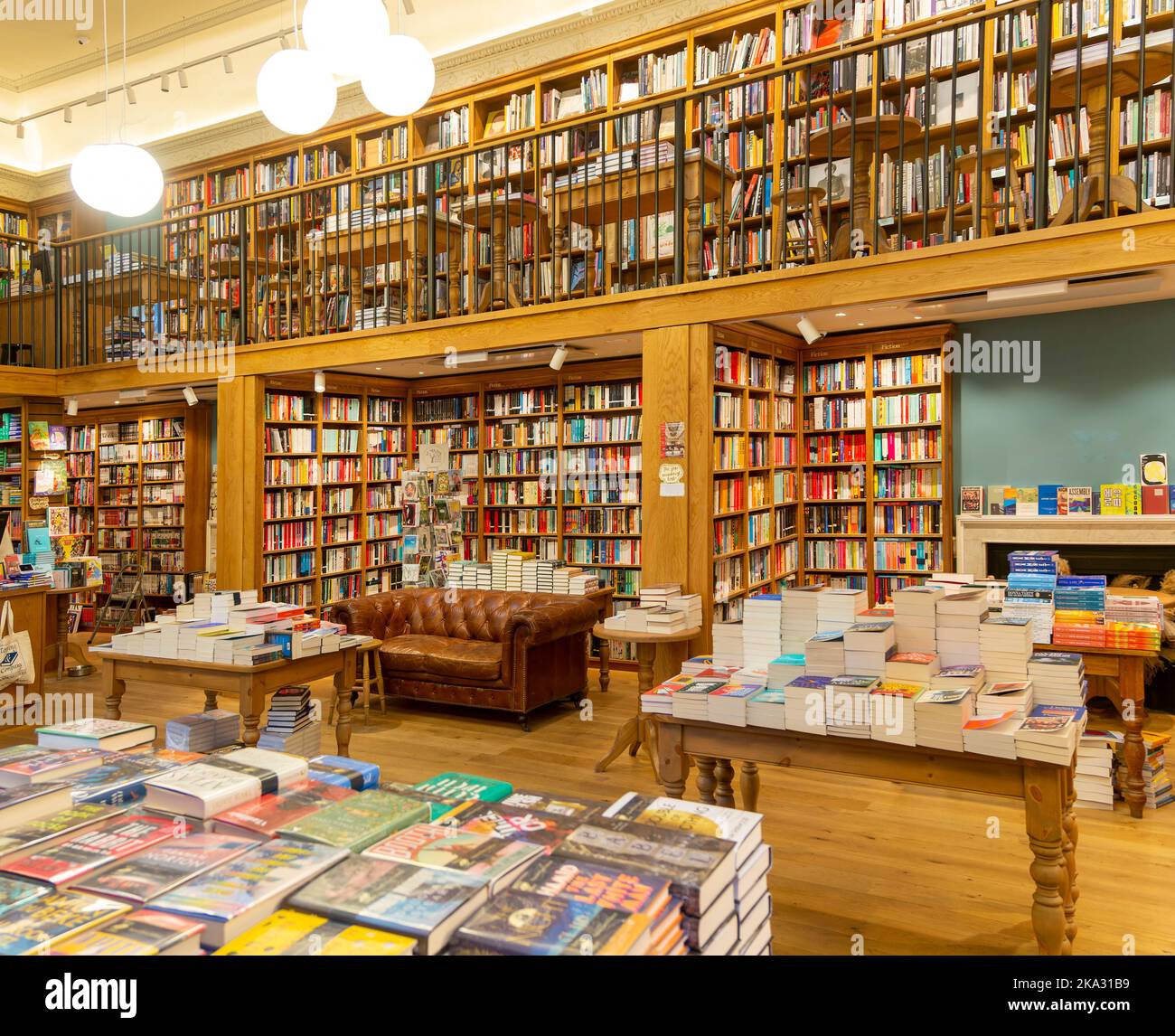 Bookshelves and piles of books, Topping and Company booksellers shop ...