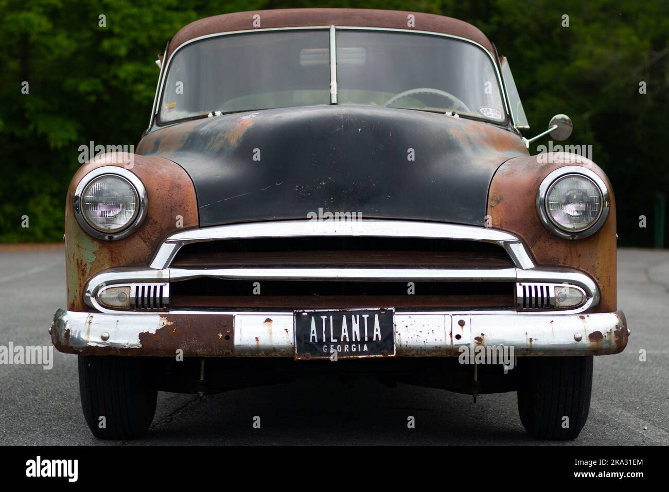 The frontal view of an old rusty Chevrolet Deluxe with Atlanta plate ...