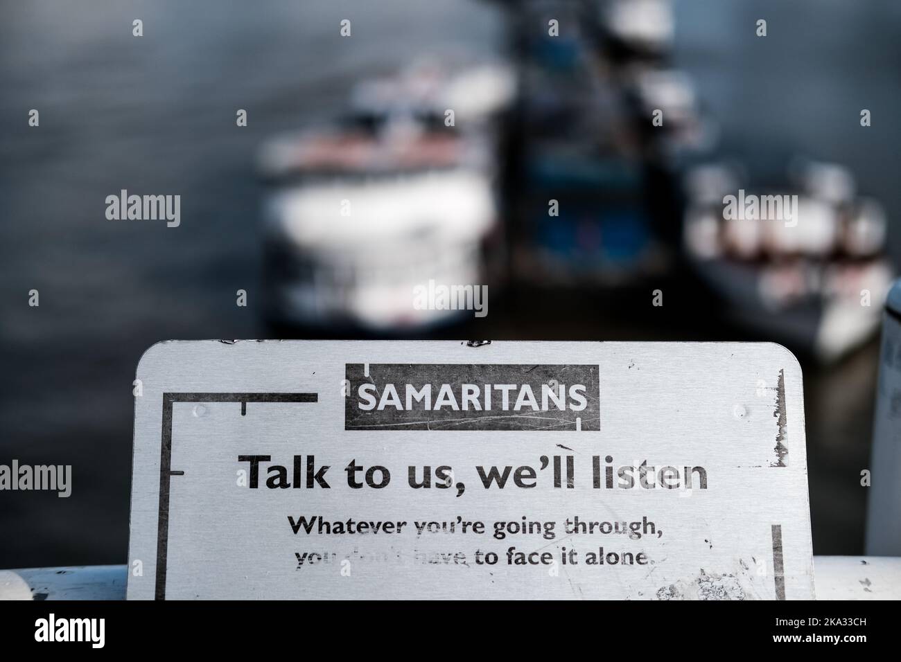 Samaritans sign bridge hi-res stock photography and images - Alamy