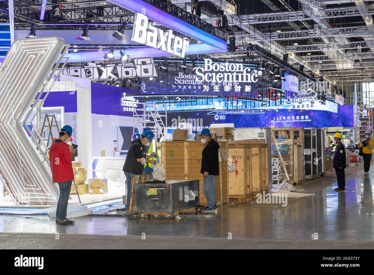 Shanghai, China's Shanghai. 31st Oct, 2022. Workers set up an ...