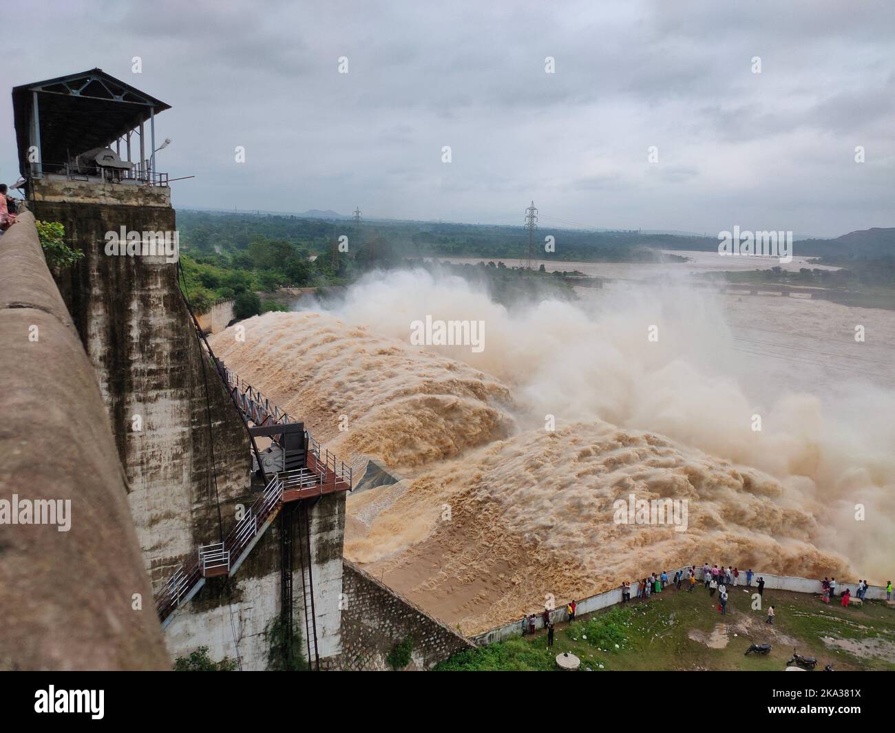 High water dam hi-res stock photography and images - Alamy