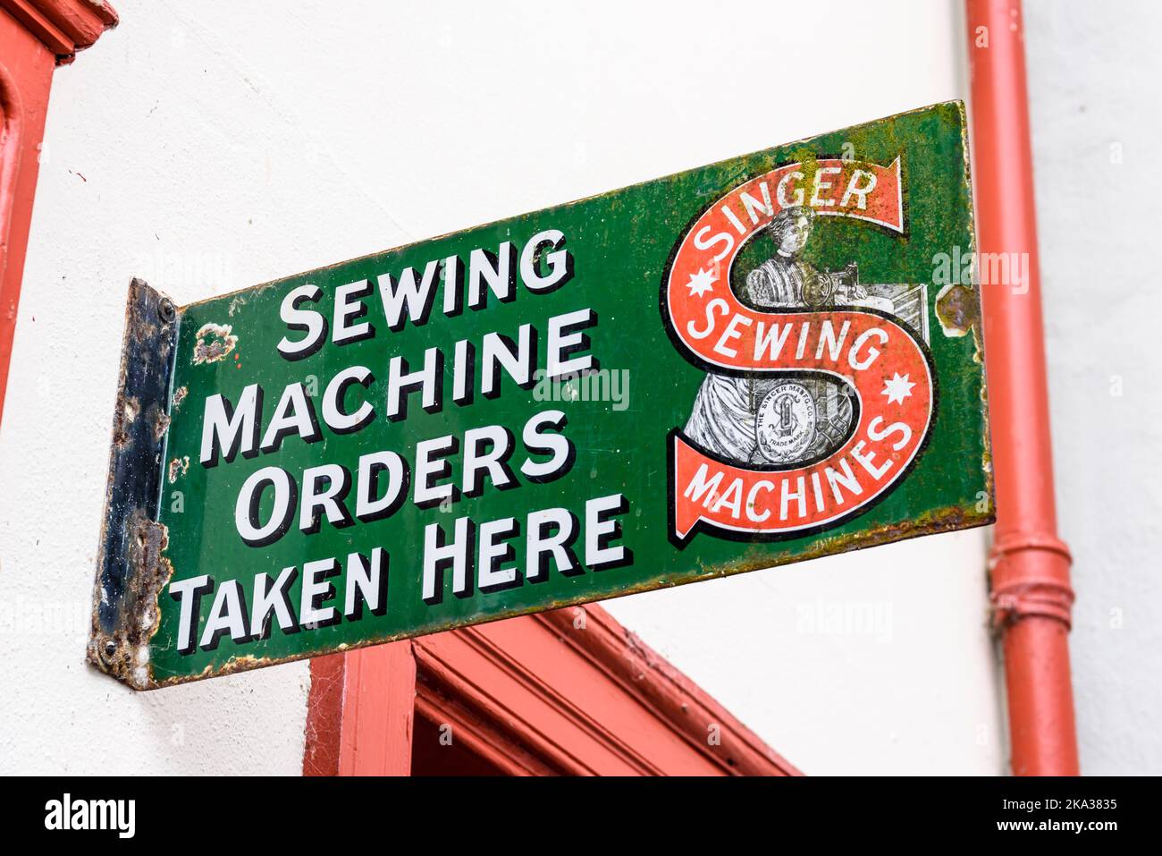 Singer sewing advert hi-res stock photography and images - Alamy