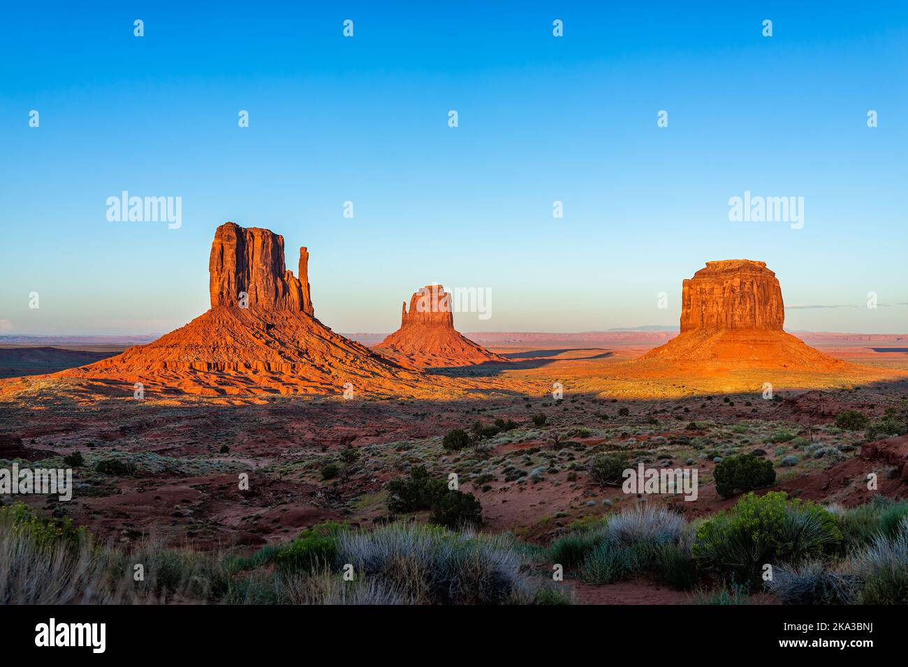Famous view of Monument Valley buttes and horizon at colorful red ...