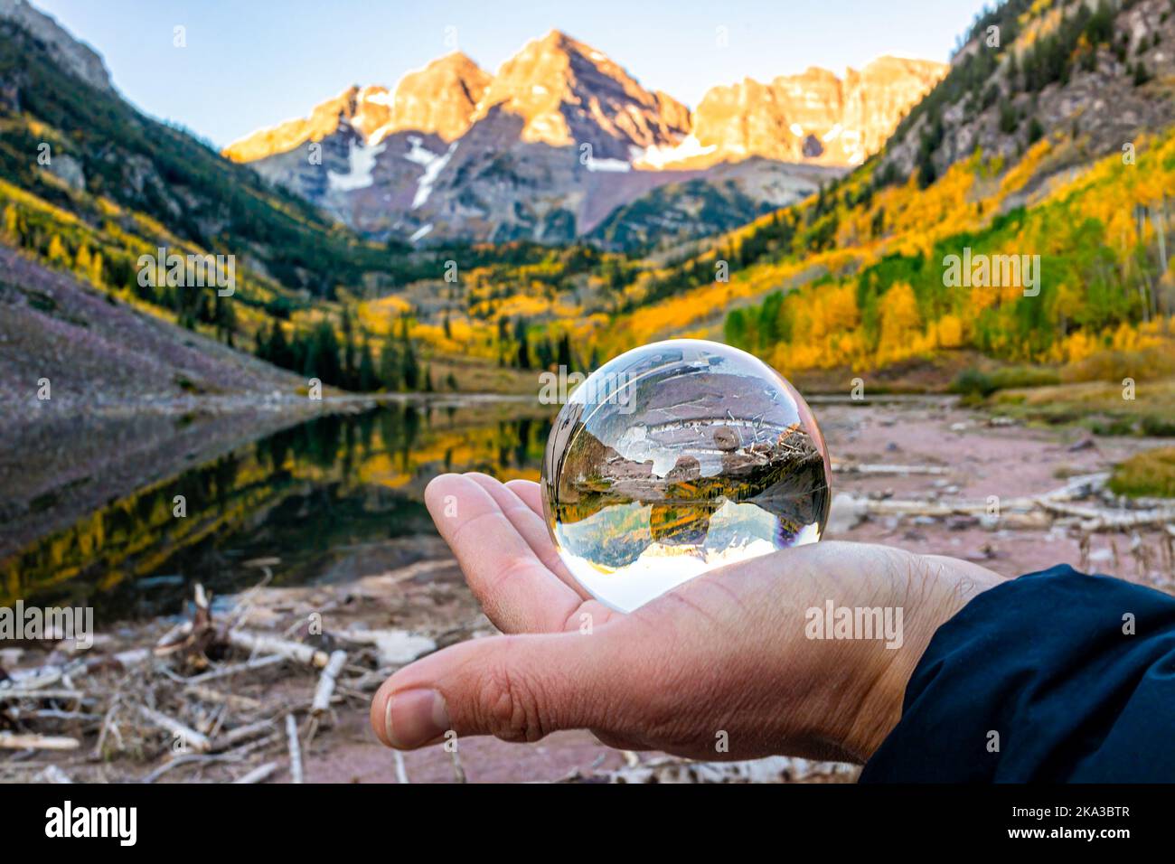 Crystal ball in hand hi-res stock photography and images - Alamy