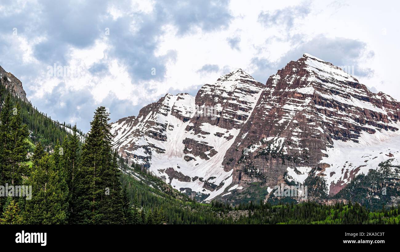 Maroon Bells lake in Aspen, Colorado during blue hour cloudy dawn ...