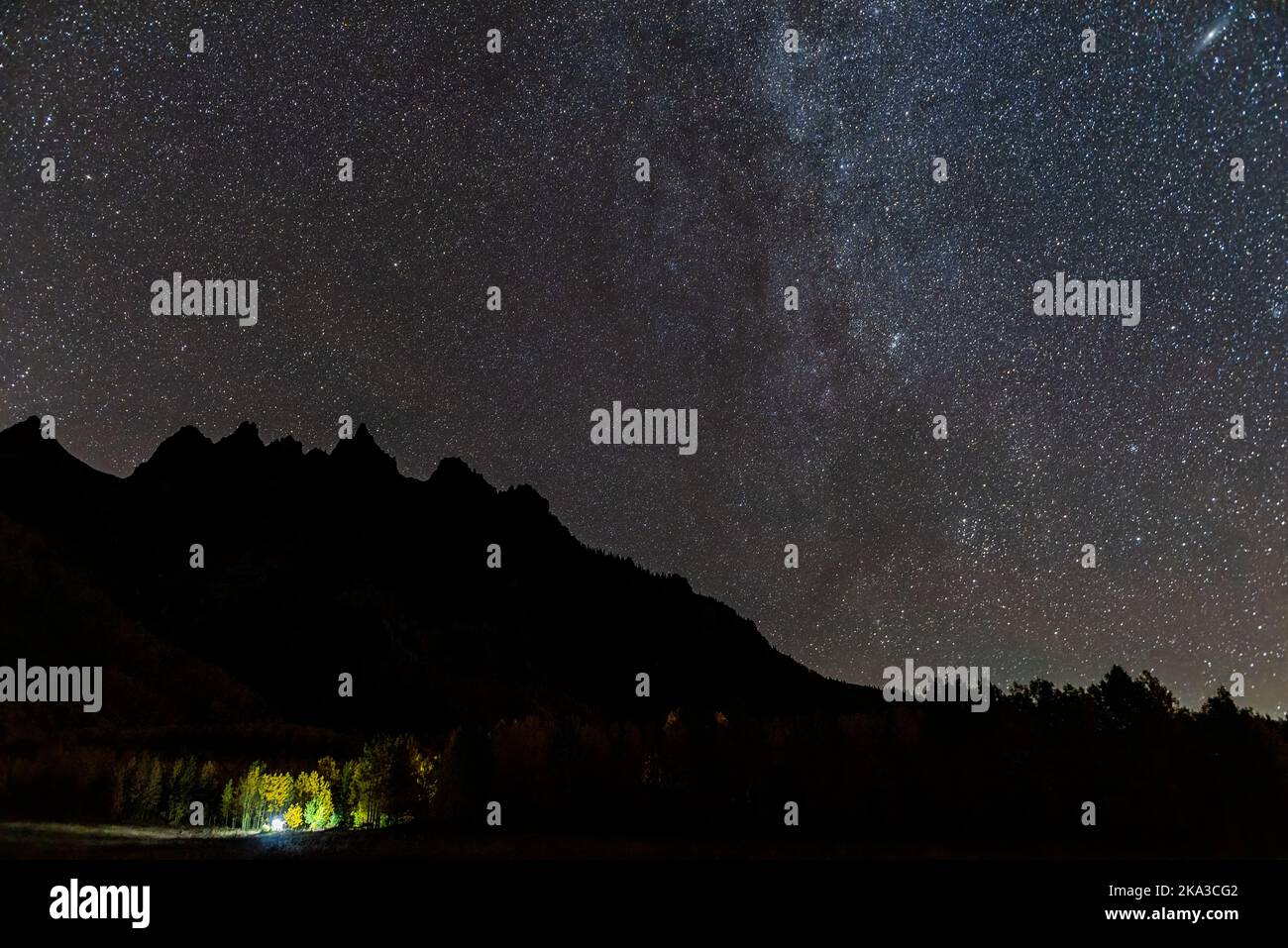 Maroon Bells lake area with stars in milky way dark night starry sky in ...