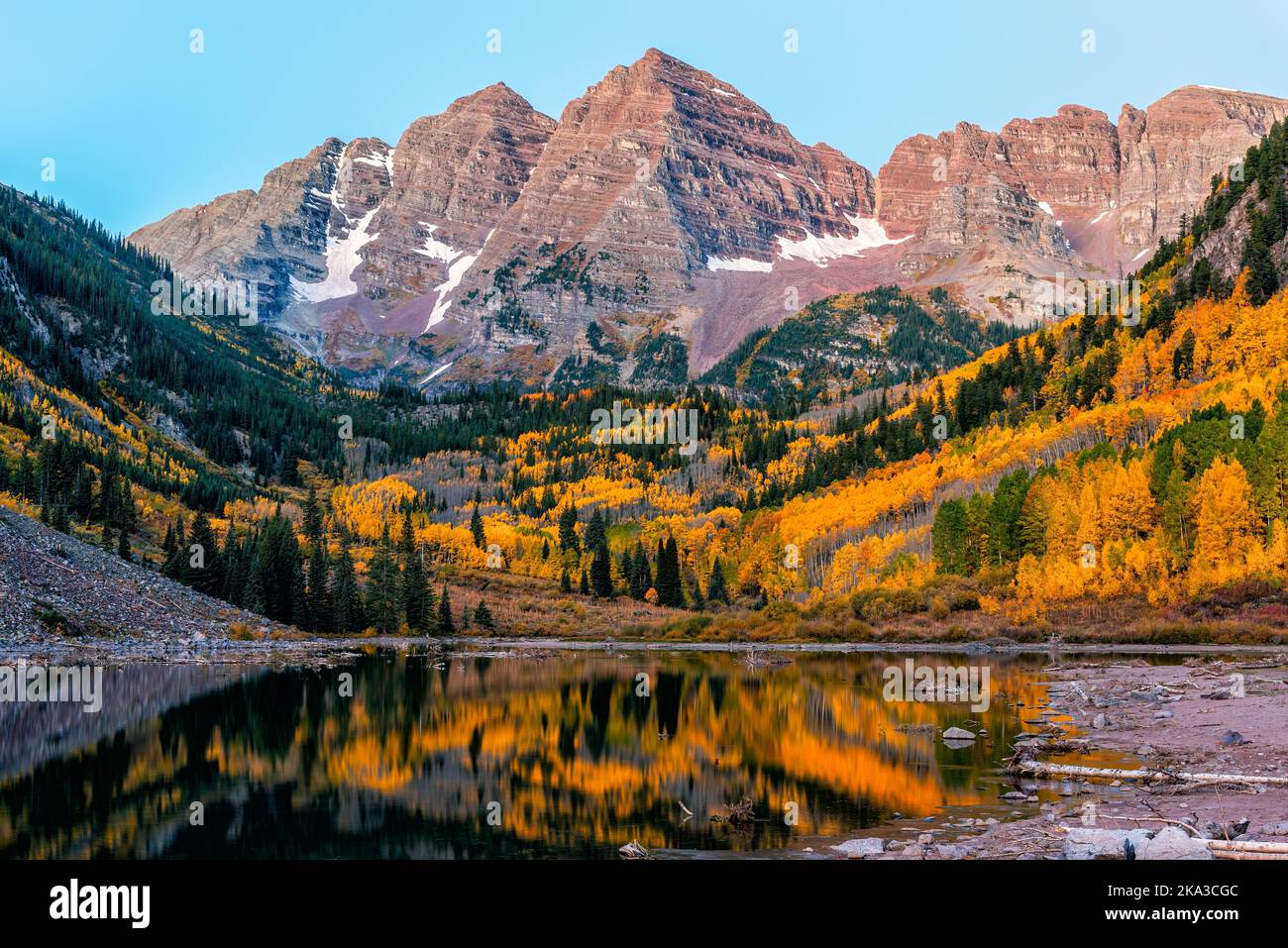 Maroon Bells peak and lake at colorful blue hour sunrise in Aspen ...