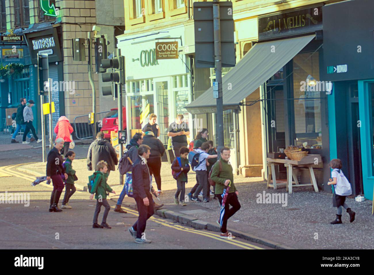 Pedestrians silhouette hi-res stock photography and images - Alamy