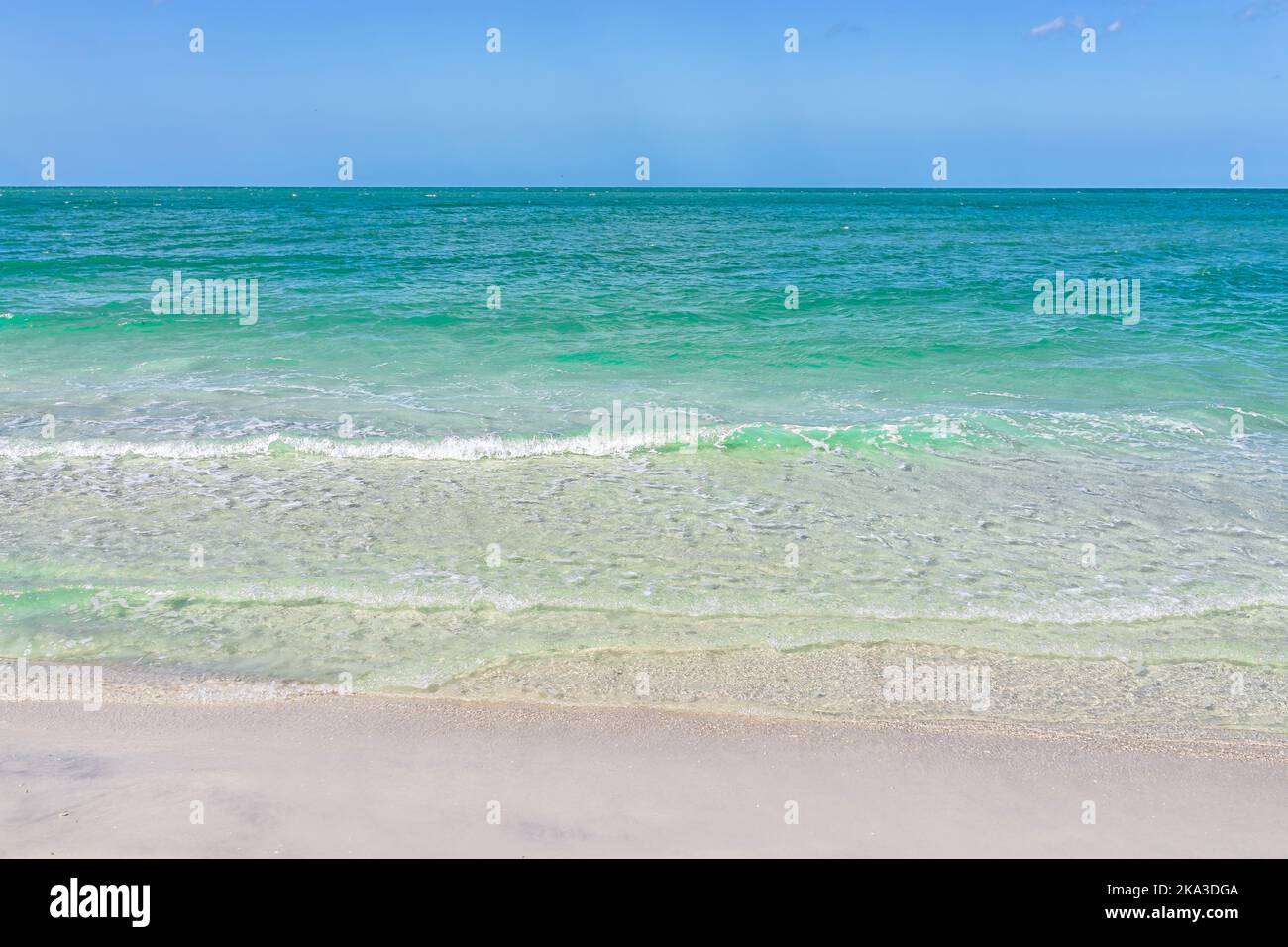 Horizon at Gulf of Mexico beach in Naples, Southwest Florida with ...