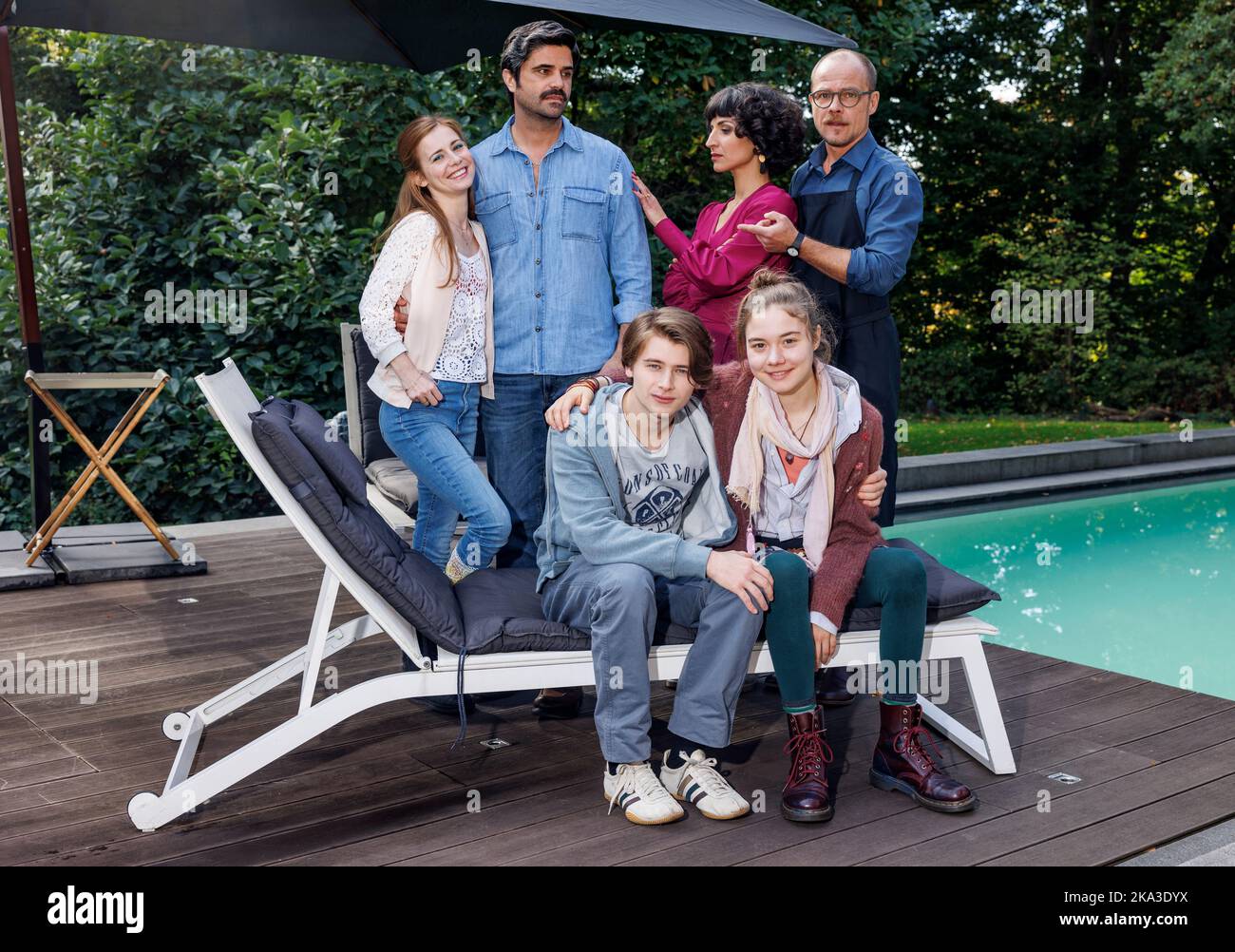 Hamburg, Germany. 10th Oct, 2022. Actors Josefine Preuß (l-r ...