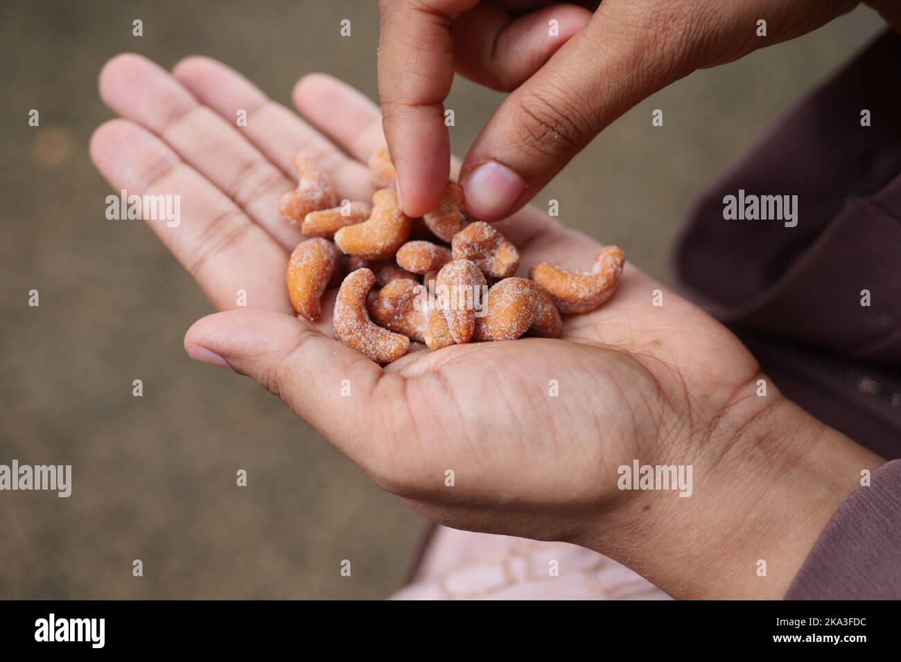 Women hand pick natural hi-res stock photography and images - Alamy