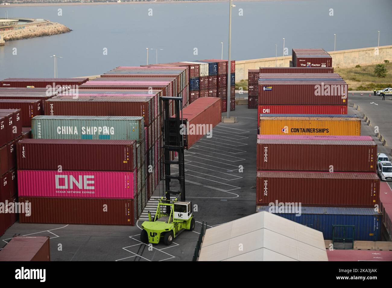 Mobile crane lifts hi-res stock photography and images - Alamy