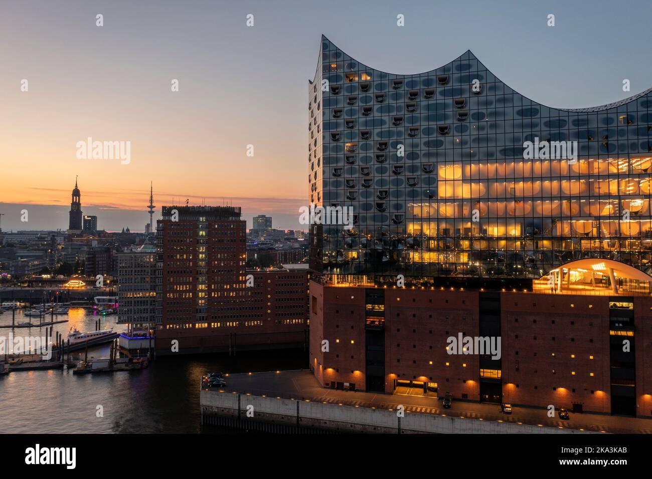 Nightly panorama of the harbor of Hamburg with the Elbphilharmonie - Hamburger Hafen bei Nacht ...