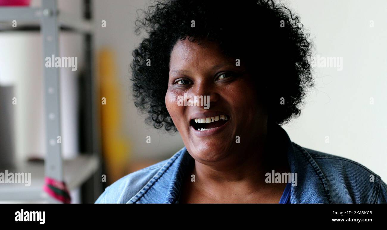 Casual black woman portrait smiling. Brazilian lady smile Stock Photo ...